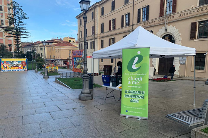 In piazza Castello stand informativo sulla differenziata - SARdies.it